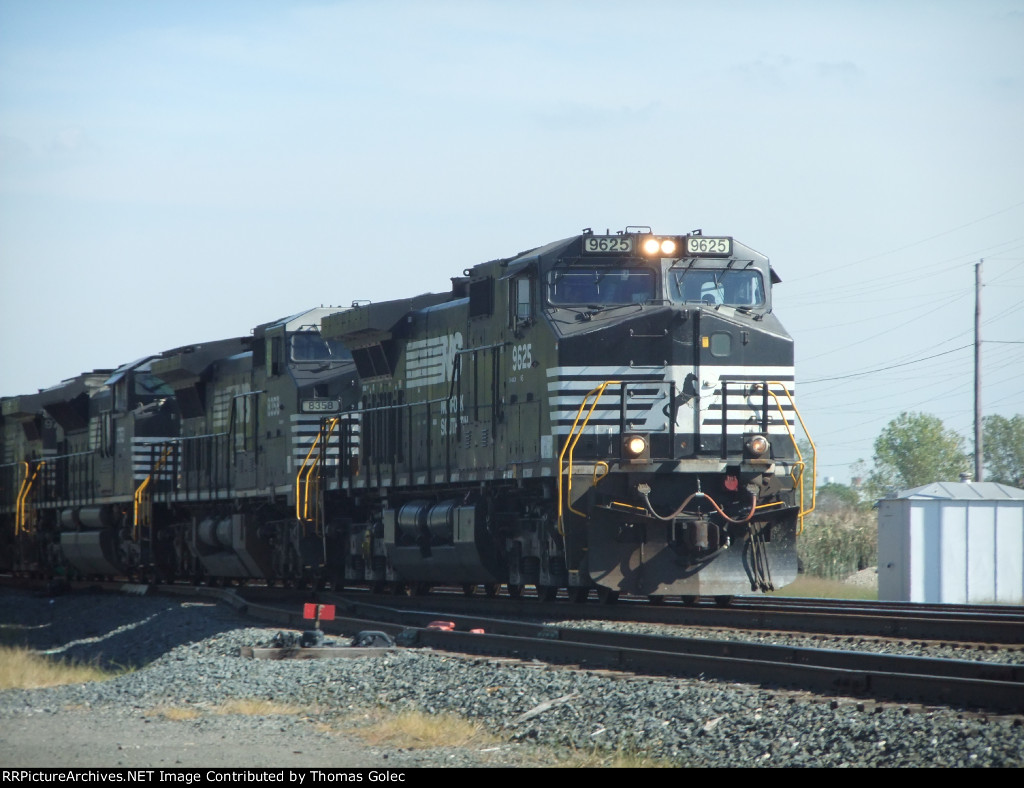 NS 9625 leads a westbound manifest.